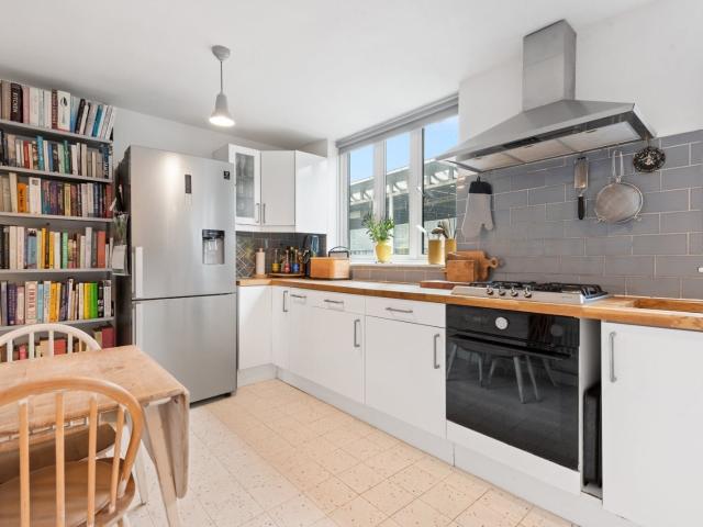 3 bedroom property in Coopers Lane, Kings Cross, London, NW1 £2,700 pcm | Chestertons