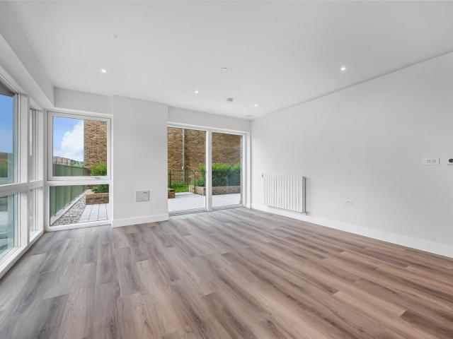 3 bedroom property in Cairncross House, 17 Townsend Road, London, SE3 £2,850 pcm | Chestertons