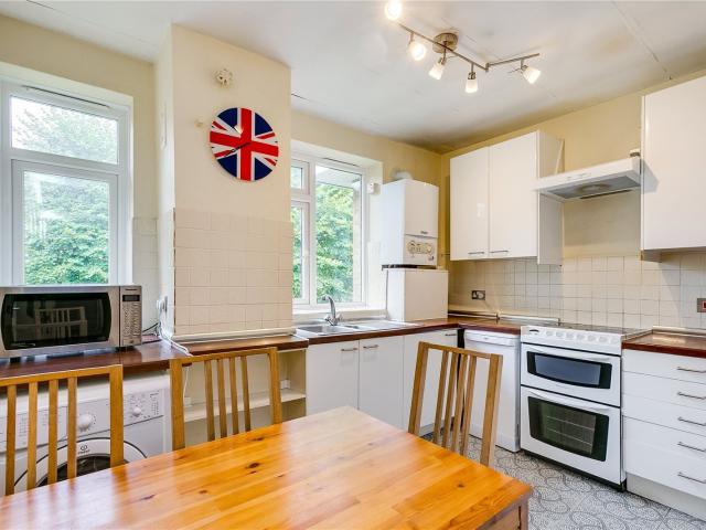 3 bedroom property in Cambridge Gardens, Notting Hill, London, W10 £3,200 pcm | Chestertons