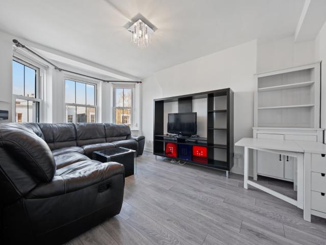 3 bedroom property in Camden Park Road, Camden, London, NW1 £3,400 pcm | Chestertons