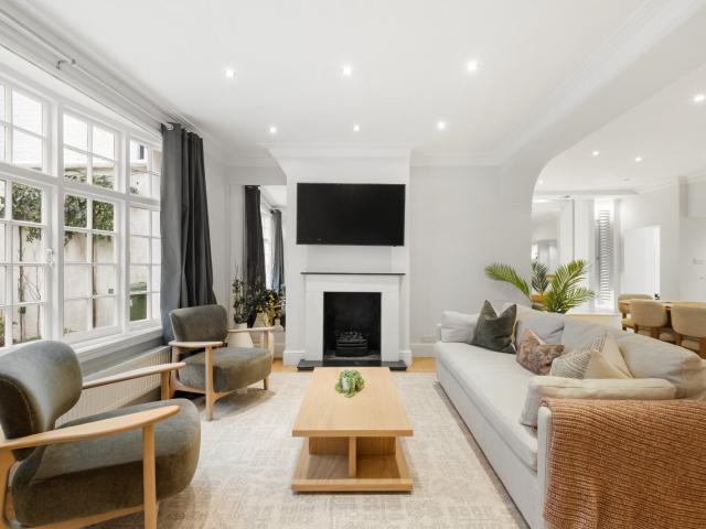 3 bedroom property in Childs Walk, Earls Court, London, SW5 £7,750 pcm | Chestertons