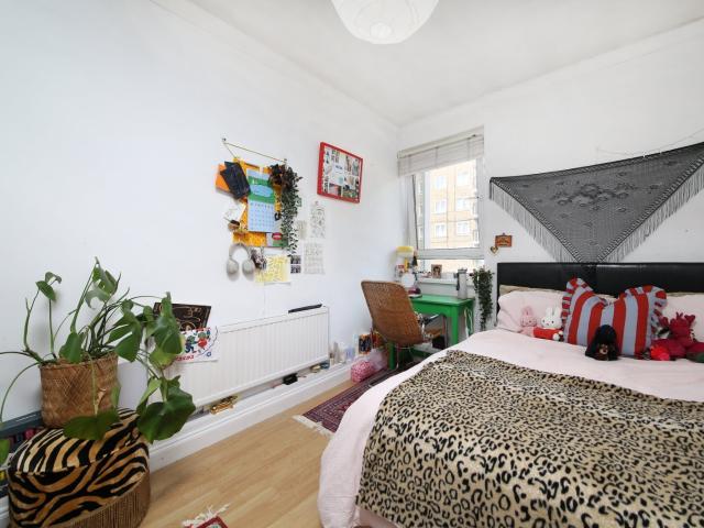 3 bedroom property in Addington House, Stockwell Road, London, SW9 £2,900 pcm | Chestertons