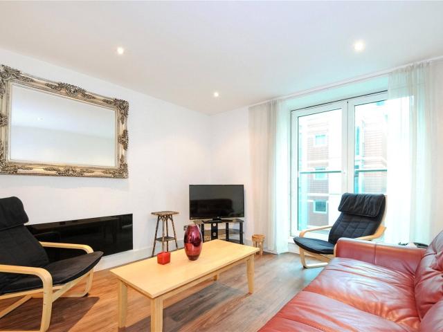 3 bedroom property in Albert Embankment, London, SE1 £3,683 pcm | Chestertons