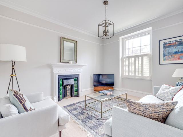 3 bedroom property in Arundel Mansions, Kelvedon Road, London, SW6 £4,000 pcm | Chestertons