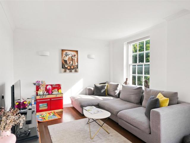 3 bedroom property in Ascot Court, Grove End Road, St John's Wood, London, NW8 £4,800 pcm | Chestertons