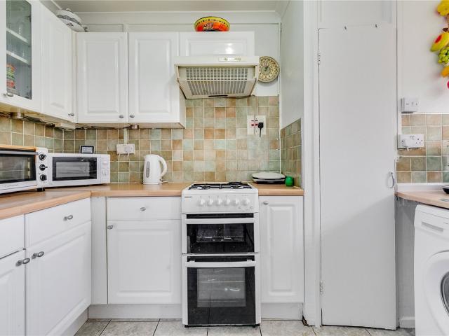 3 bedroom property in Ashton House, Petersfield Rise, London, SW15 £2,650 pcm | Chestertons