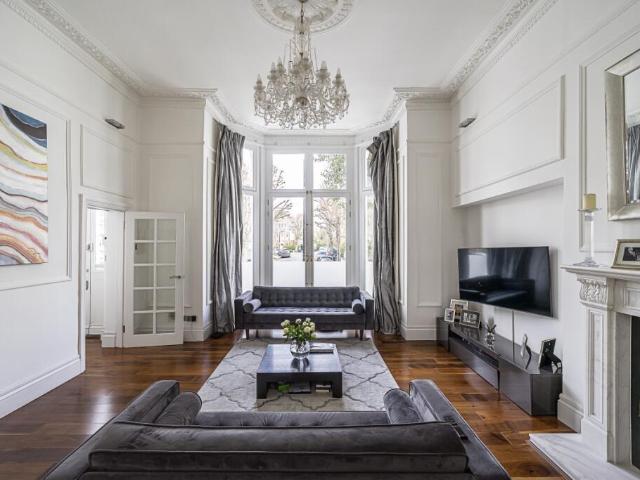 3 bedroom property in Belsize Park Gardens, London, NW3 £6,950 pcm | Chestertons