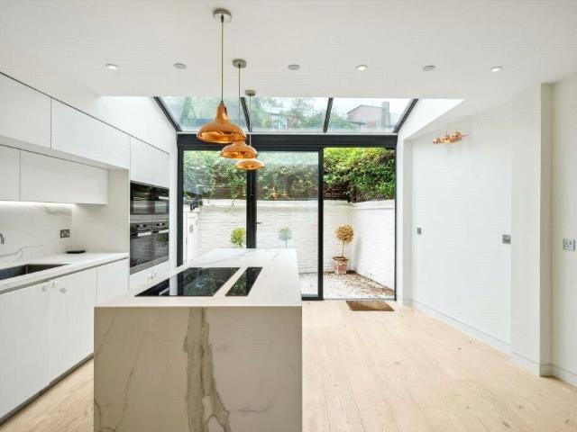 3 bedroom property in Burnsall Street, SW3 £10,616 pcm | Chestertons