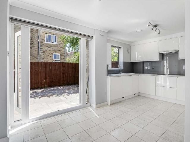 3 bedroom property in Burnthwaite Road, London, SW6 £4,500 pcm | Chestertons