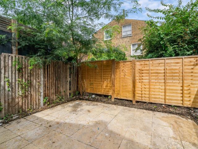 3 bedroom property in Geraldine Road, Wandsworth, London, SW18 £3,850 pcm | Chestertons