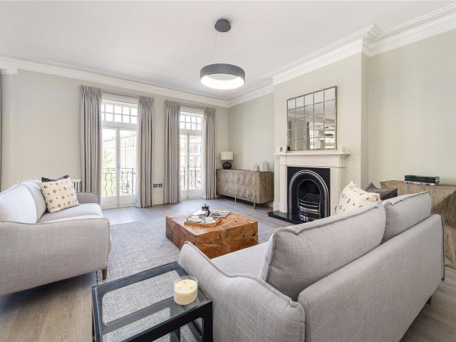 3 bedroom property in Gloucester Road, South Kensington, London, SW7 £11,483 pcm | Chestertons