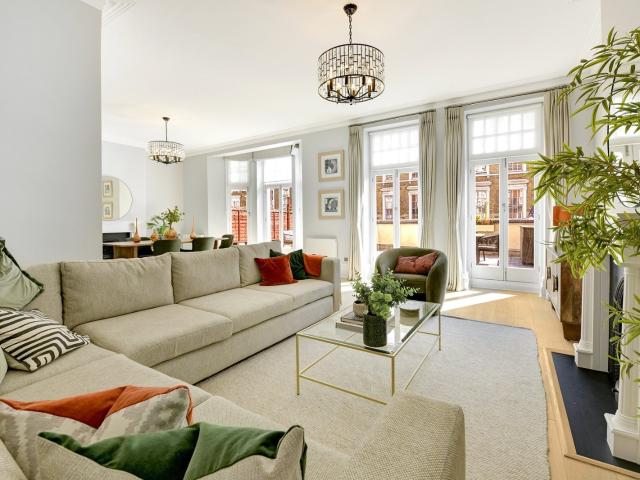 3 bedroom property in Gloucester Road, South Kensington, London, SW7 £11,700 pcm | Chestertons
