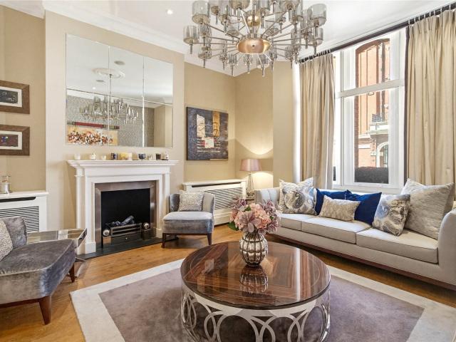 3 bedroom property in Green Street, London, W1K £14,517 pcm | Chestertons