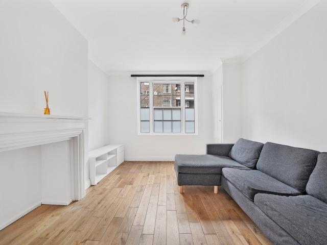 3 bedroom property in Greet House, Frazier Street, London, SE1 £3,000 pcm | Chestertons