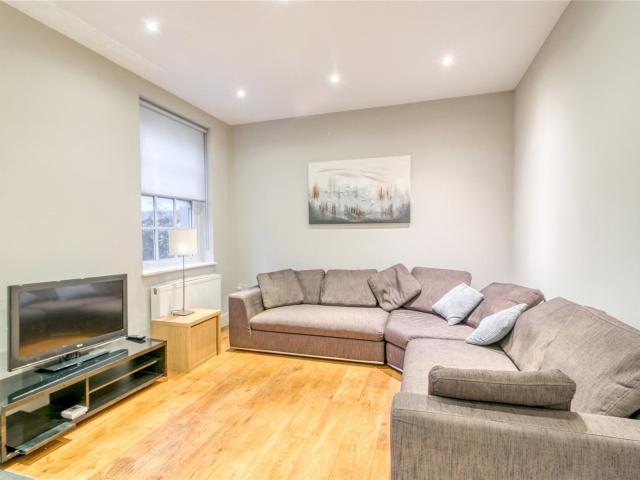 3 bedroom property in Doric Way, Euston, London, NW1 £3,750 pcm | Chestertons