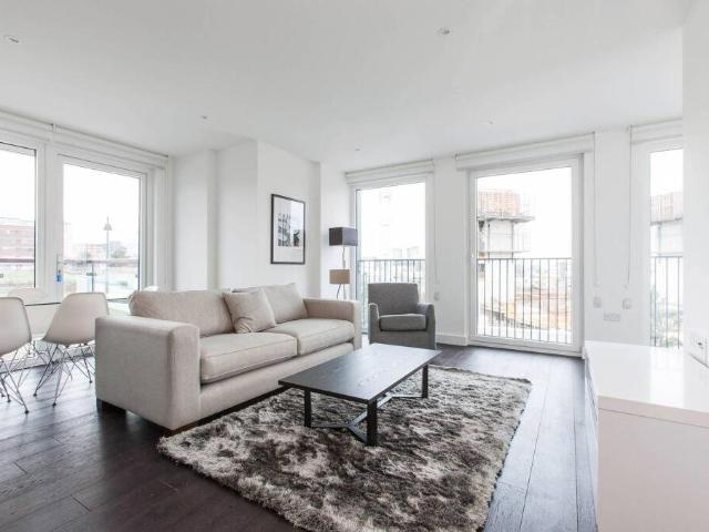 3 bedroom property in Duke of Wellington Avenue, Woolwich, London, SE18 £2,850 pcm | Chestertons
