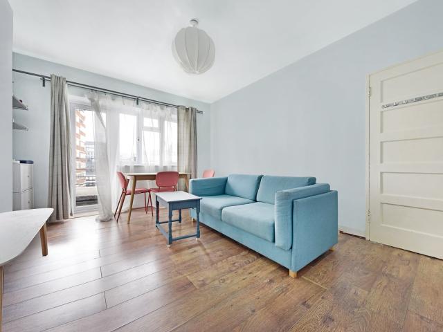 3 bedroom property in Finn House, Bevenden Street, Hoxton, London, N1 £3,200 pcm | Chestertons