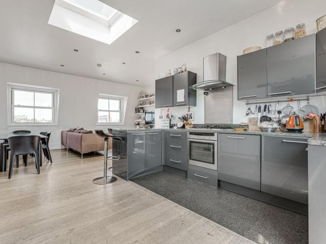 3 bedroom property in Fulham Road, London, SW6 £4,250 pcm | Chestertons