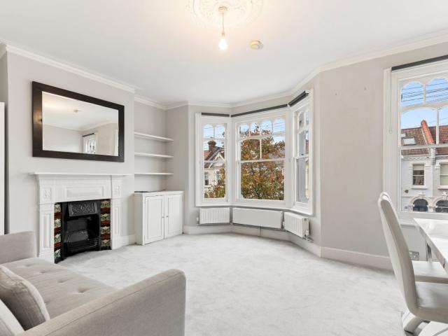 3 bedroom property in Kenyon Street, London, SW6 £4,000 pcm | Chestertons