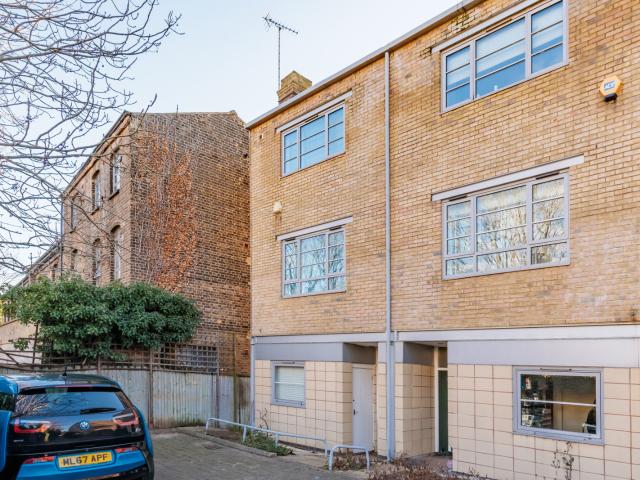 3 bedroom property in Heaven Tree Close, Canonbury, Islington, London, N1 £4,000 pcm | Chestertons