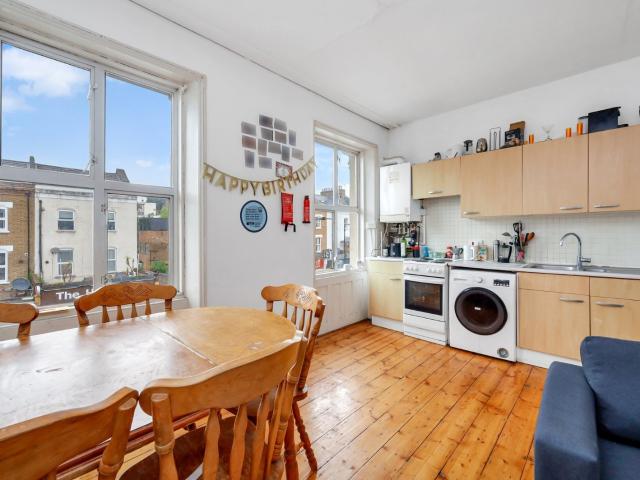 3 bedroom property in Junction Road, Tufnell Park, London, N19 £3,600 pcm | Chestertons