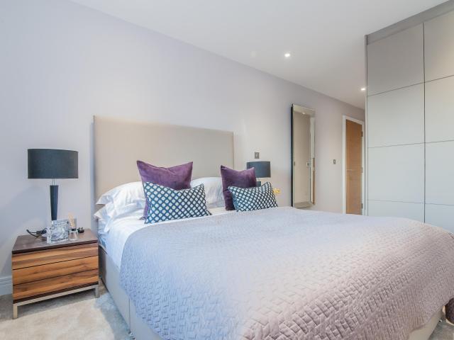 3 bedroom property in London Road, Kingston upon Thames, KT2 £2,700 pcm | Chestertons