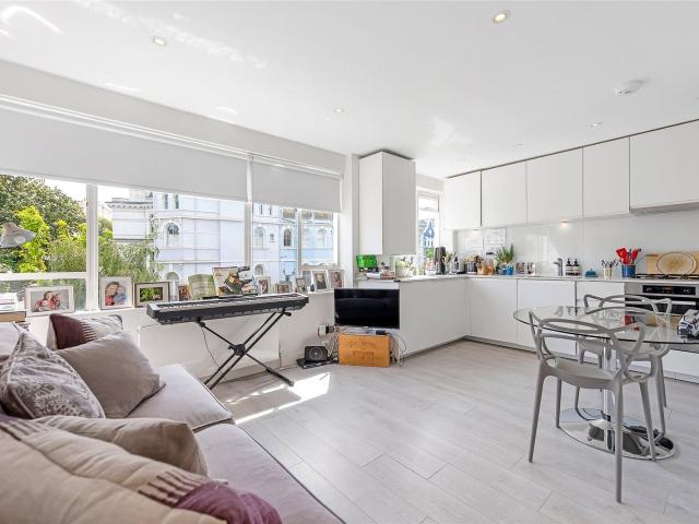 3 bedroom property in Lansdowne Road, Notting Hill, London, W11 £3,250 pcm | Chestertons