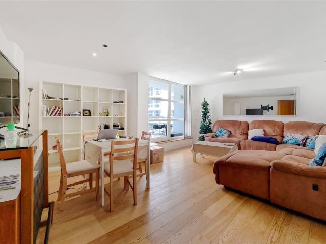 3 bedroom property in Manchester Road, London, E14 £3,100 pcm | Chestertons