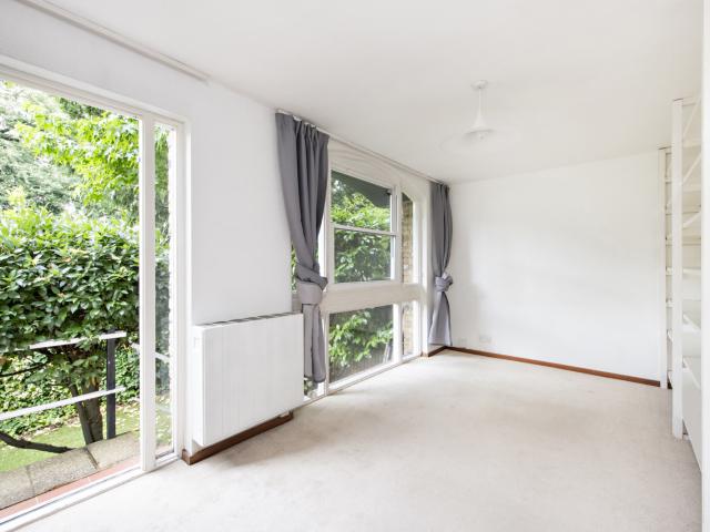 3 bedroom property in Meadow Close, Richmond, Surrey, TW10 £4,750 pcm | Chestertons