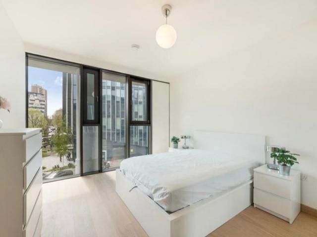 3 bedroom property in Meridian Place, London, E14 £4,150 pcm | Chestertons