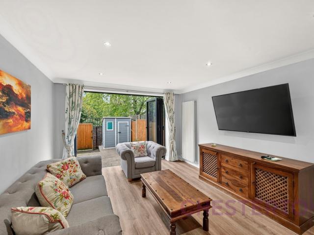 3 bedroom property in Ming Street, London, E14 £2,500 pcm | Chestertons
