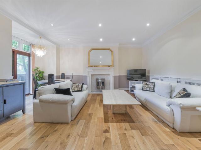 3 bedroom property in Netherhall Gardens, Hampstead, London, NW3 £4,000 pcm | Chestertons