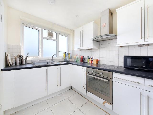3 bedroom property in Newbridge Court, Hazelhurst Road, London, SW17 £2,700 pcm | Chestertons