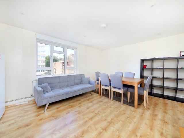 3 bedroom property in Newbridge Court, Hazelhurst Road, London, SW17 £3,000 pcm | Chestertons