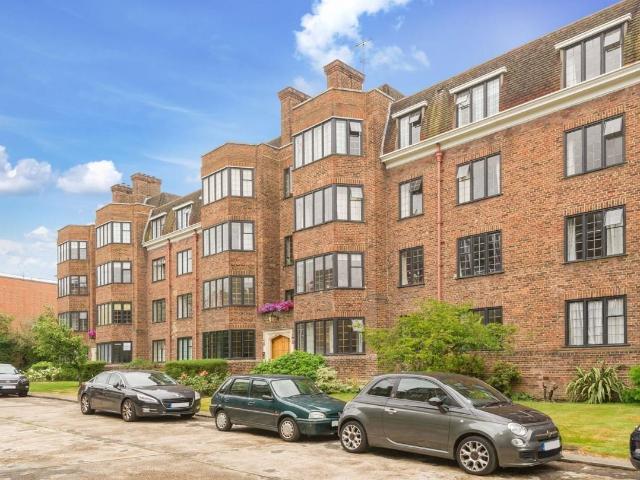 3 bedroom property in Selwyn House, Manor Fields, Putney, London, SW15 £3,300 pcm | Chestertons