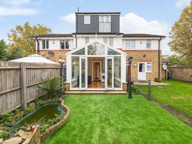 3 bedroom property in Sherwood Gardens, London, SE16 £3,200 pcm | Chestertons