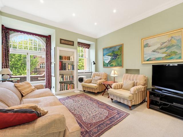 3 bedroom property in Sloane Gardens, London, SW1W £5,000 pcm | Chestertons