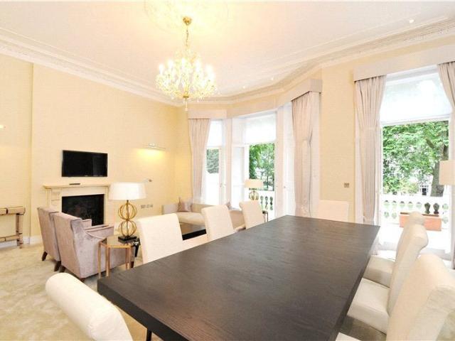 3 bedroom property in St Georges Square, Pimlico, London, SW1V £5,700 pcm | Chestertons