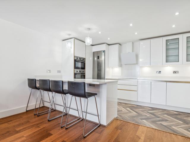 3 bedroom property in St. Davids Square, London, E14 £3,000 pcm | Chestertons