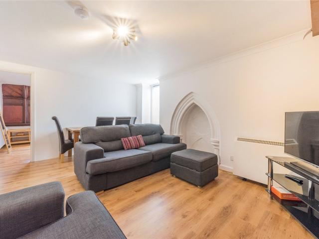 3 bedroom property in St. Michael's Court, St. Leonards Road, London, E14 £2,850 pcm | Chestertons