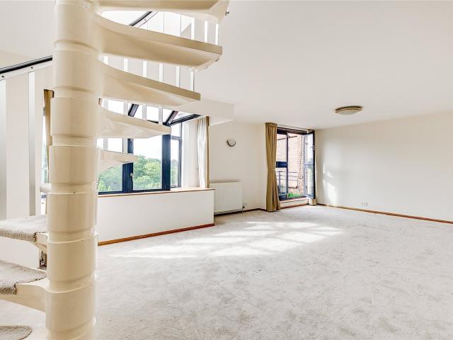 3 bedroom property in St Regis Heights, Firecrest Drive, Hampstead, London, NW3 £6,200 pcm | Chestertons