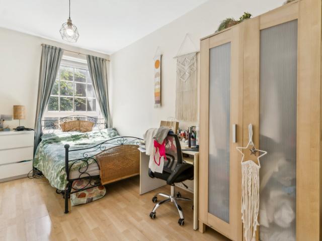 3 bedroom property in Stockwell Gardens, London, SW9 £3,000 pcm | Chestertons