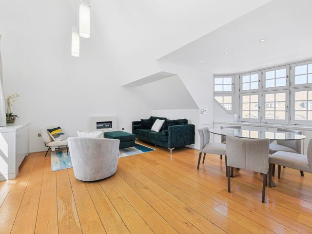 3 bedroom property in Swallow Street, Piccadilly, London, W1B £5,850 pcm | Chestertons