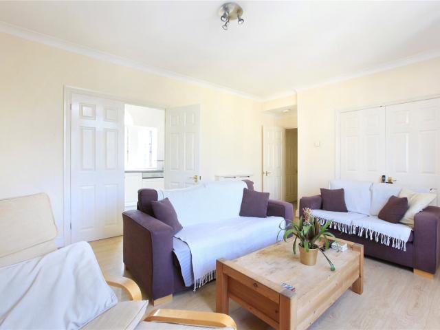 3 bedroom property in Sycamore Mews, Clapham Common, London, SW4 £3,750 pcm | Chestertons