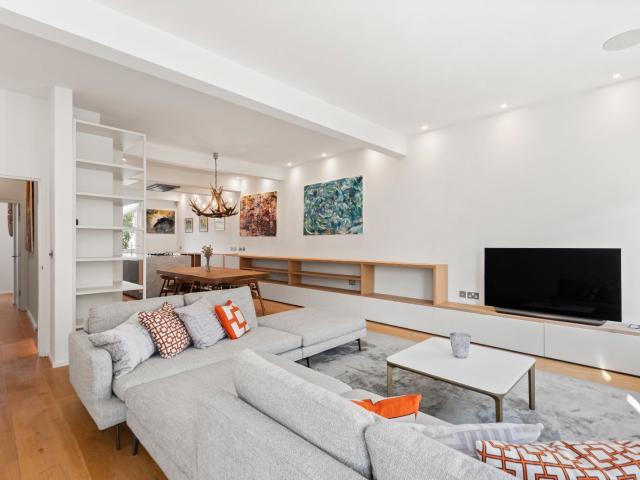 3 bedroom property in Queens Gate, South Kensington, London, SW7 £8,500 pcm | Chestertons