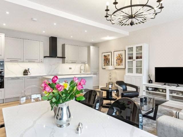 3 bedroom property in Wallis House, Great West Road, Brentford, Middlesex, TW8 £3,300 pcm | Chestertons
