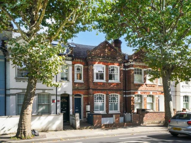3 bedroom property in Wandsworth Bridge Road, London, SW6 £4,250 pcm | Chestertons