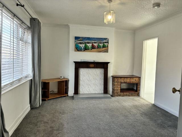 3 Bedroom property with *DRIVEWAY* and close to *SCHOOLS* and *LEISURE CENTRE