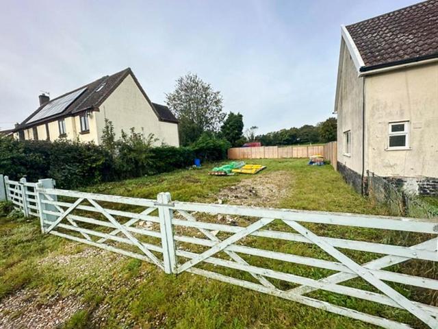 3 bedroom property with land for sale