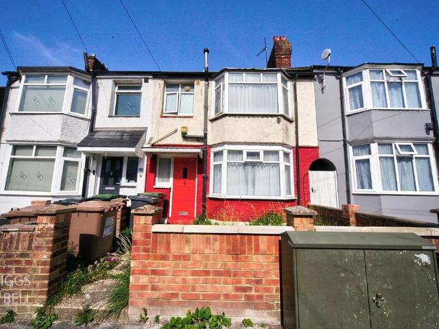 3 bedroom property with land for sale